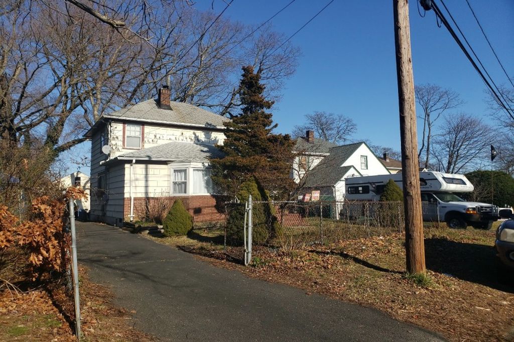 Howells Rd, Bay Shore, NY 11706, Preforeclosure - $332,516 - 2BD / 1BH ...